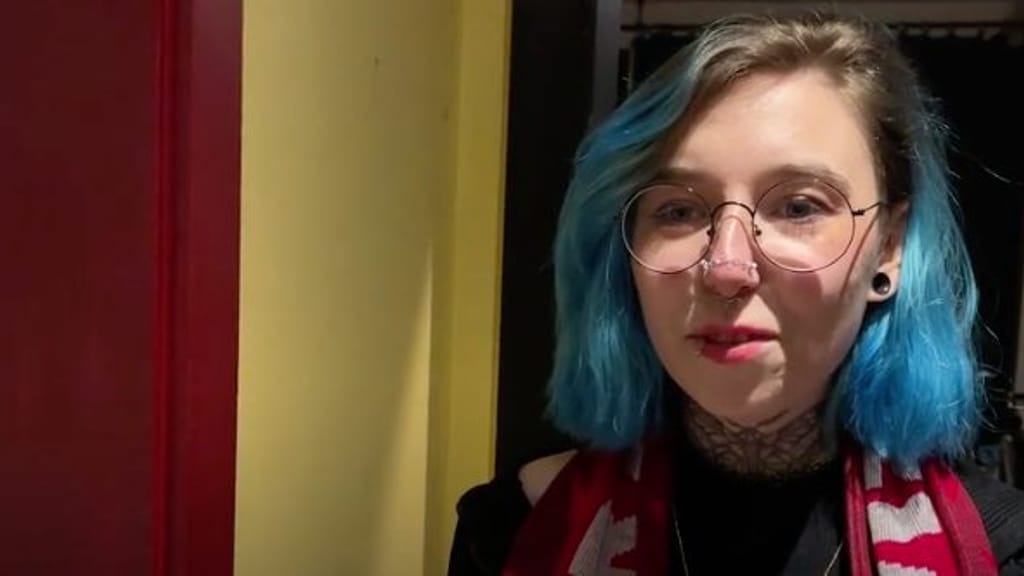 Diese „non-binäre“ Blauhaarige sitzt bald für die Linke im Bundestag