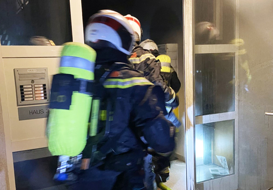 Feuer-Krimi in Wien: Mann im Koma, Frau in Gewahrsam | Exxpress