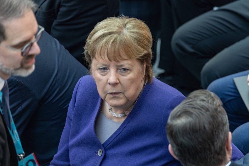 Merkel attackiert Merz wegen Mehrheit mit der AfD | Exxpress